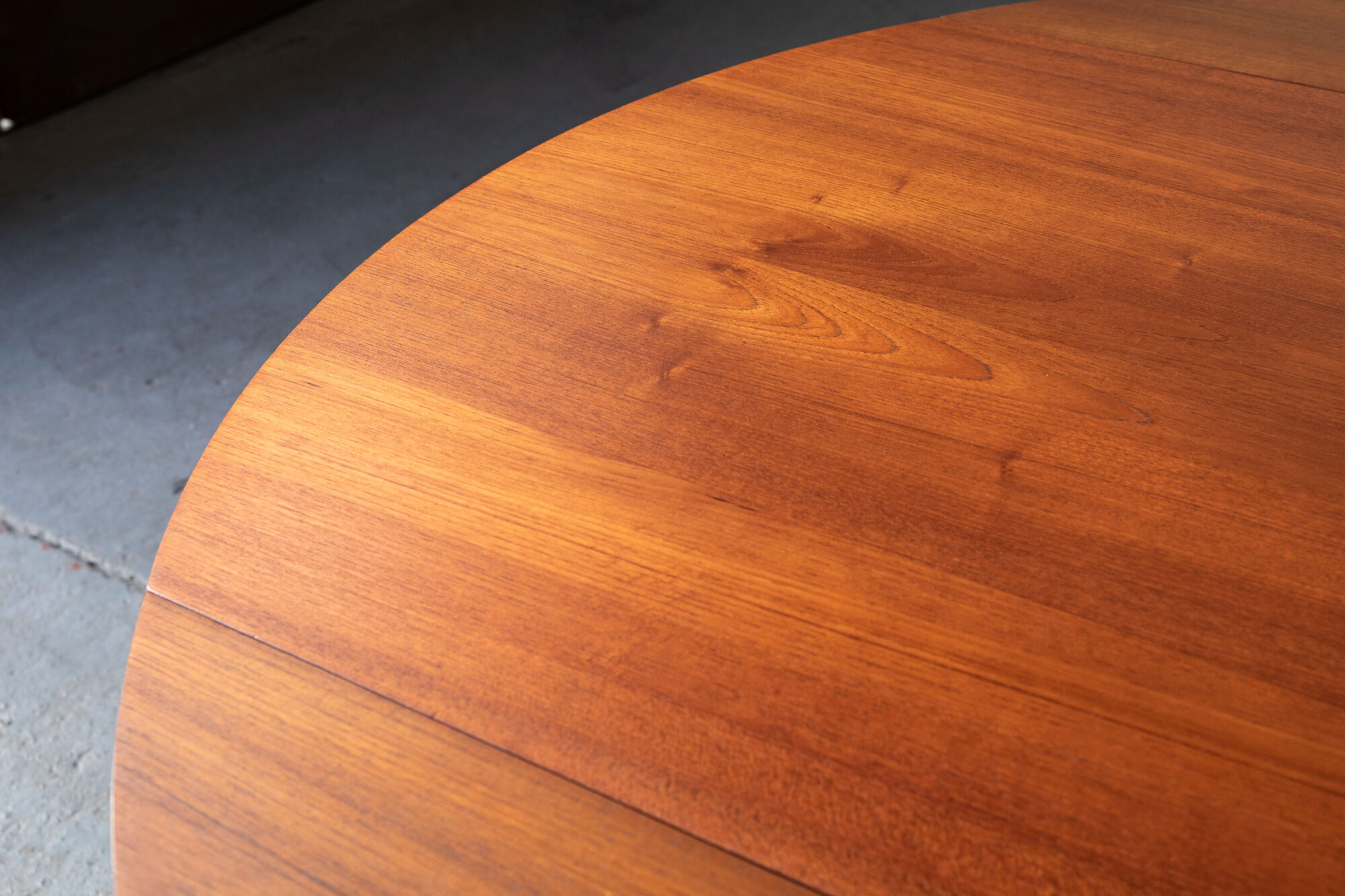 Round dining table 'Monnikendam' by Louis Van Teeffelen - Meteor Gallery